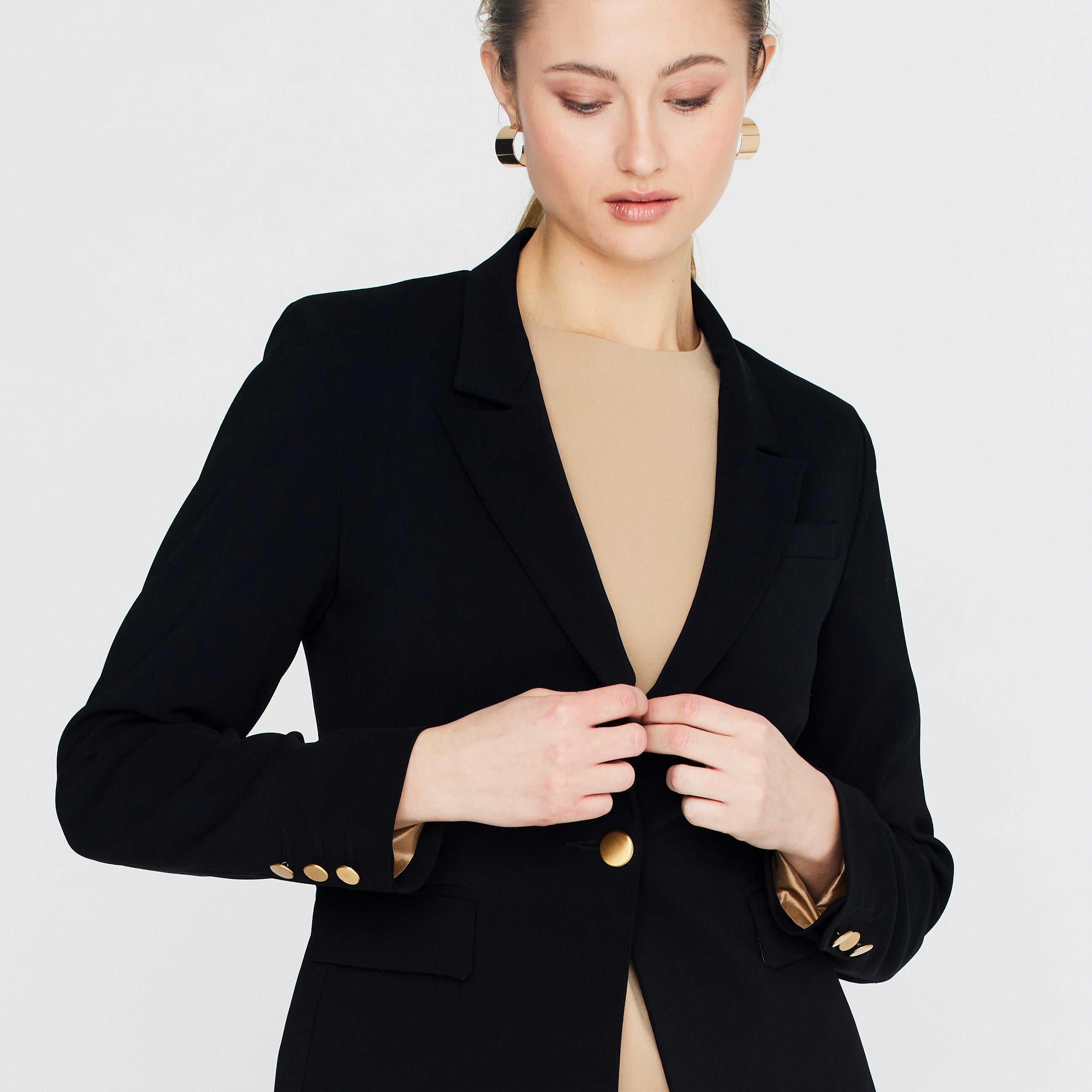 CALISS Blazers: Chic Styles for Every Occasion
